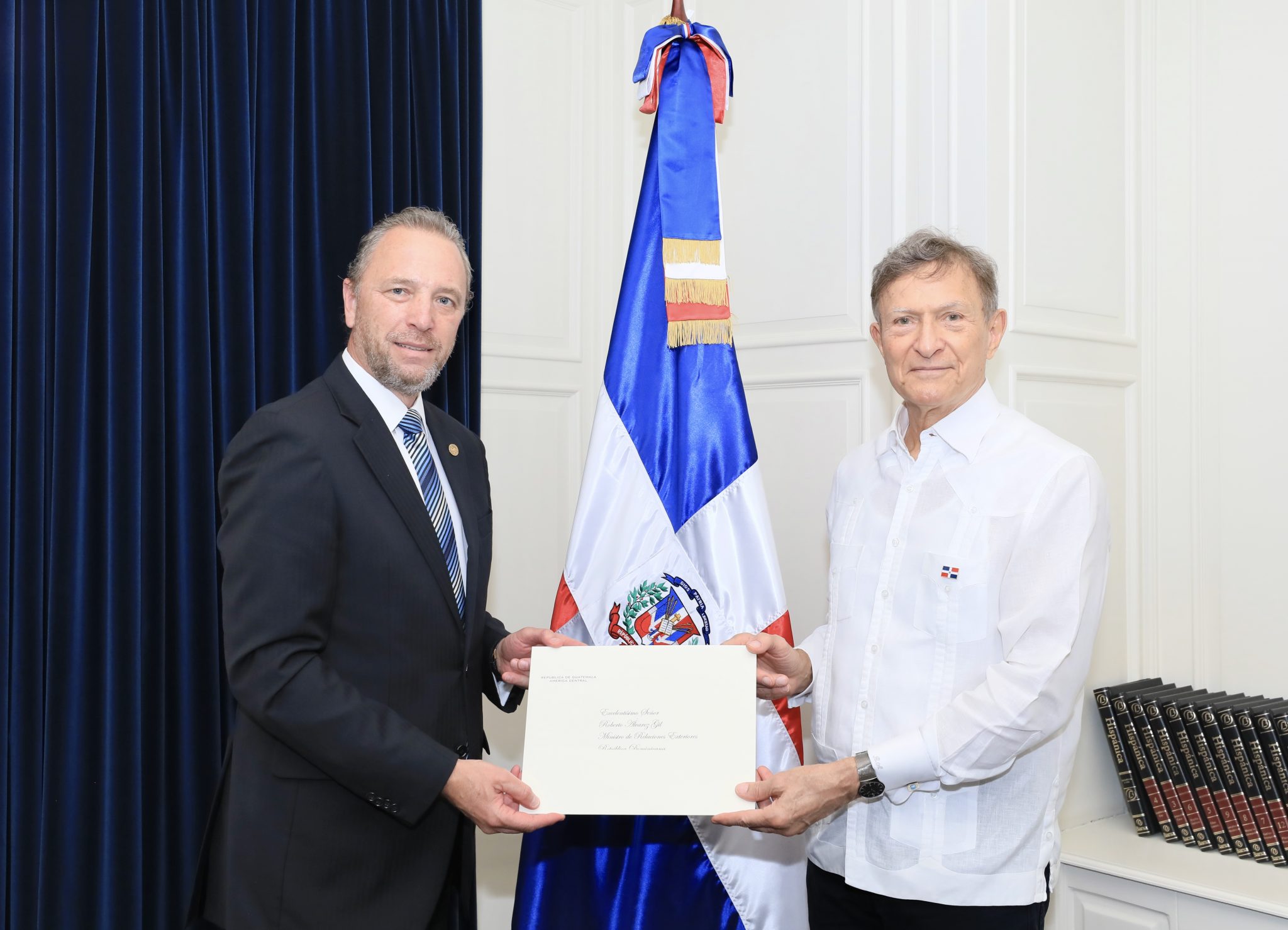 Canciller Roberto Álvarez recibe copias de Estilo de dos nuevos ...