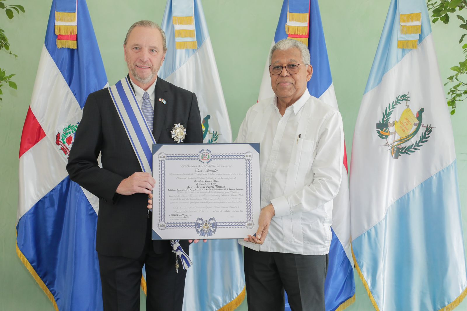 MIREX impone condecoración al embajador de Guatemala en el país - MIREX ...
